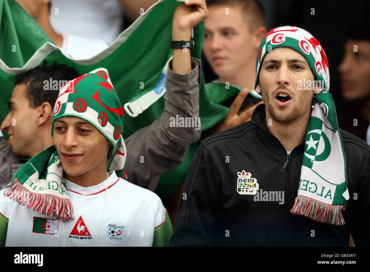 United arab emirates football fans hi-res stock photography and images ...