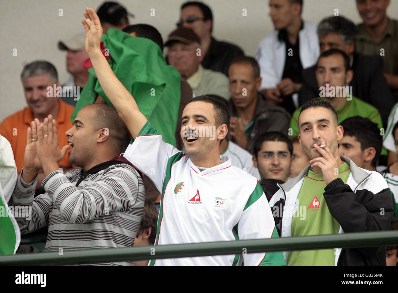 United arab emirates football fans hi-res stock photography and images ...