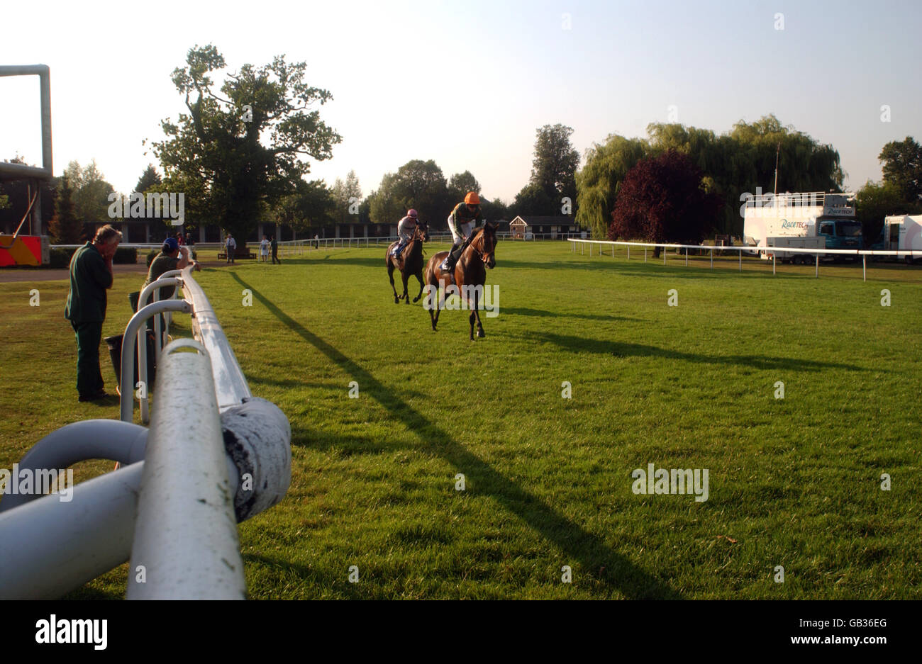 Kempton park race course hi-res stock photography and images - Alamy