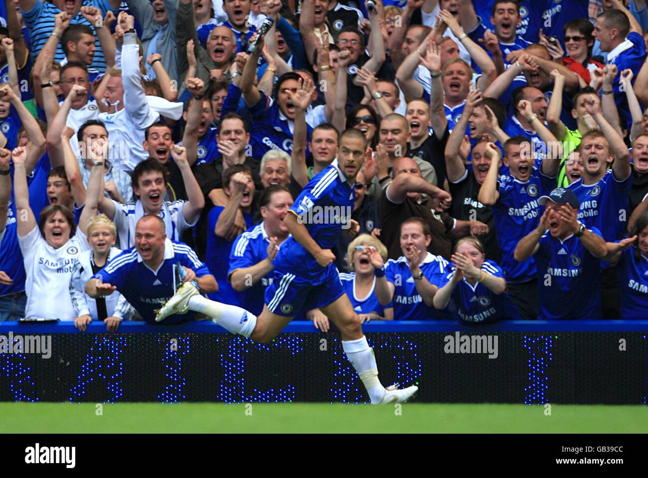 Joe cole chelsea celebrates scoring hi-res stock photography and images ...