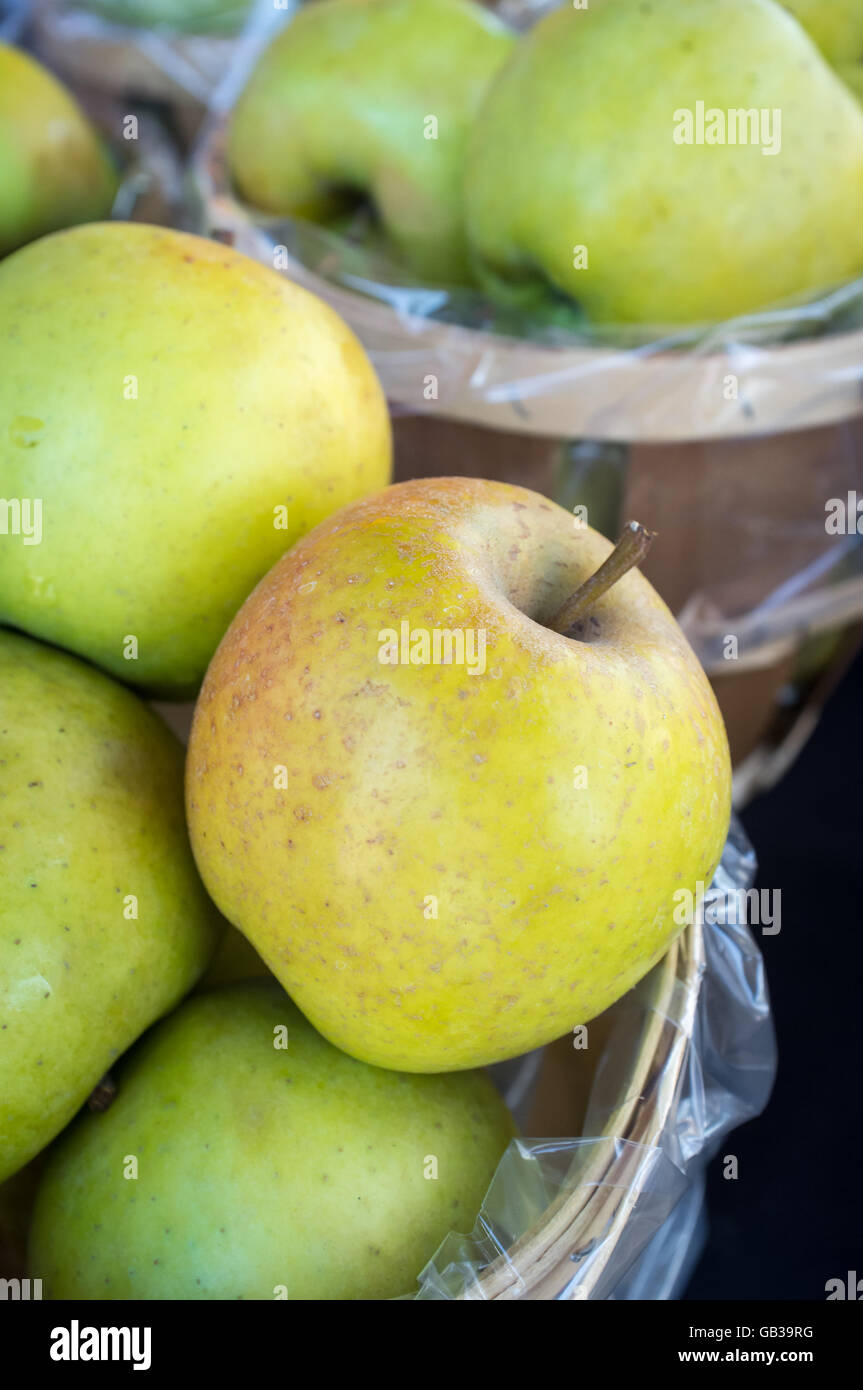 Granny smith apples in fruit basket hi-res stock photography and images ...