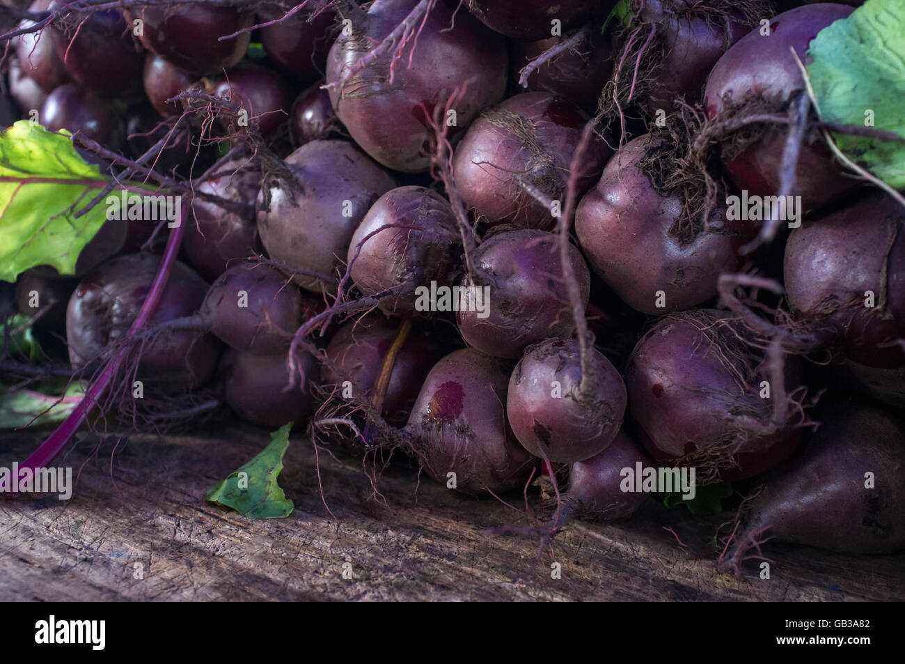 Organic purple beets on display at local farmers market Stock Photo - Alamy
