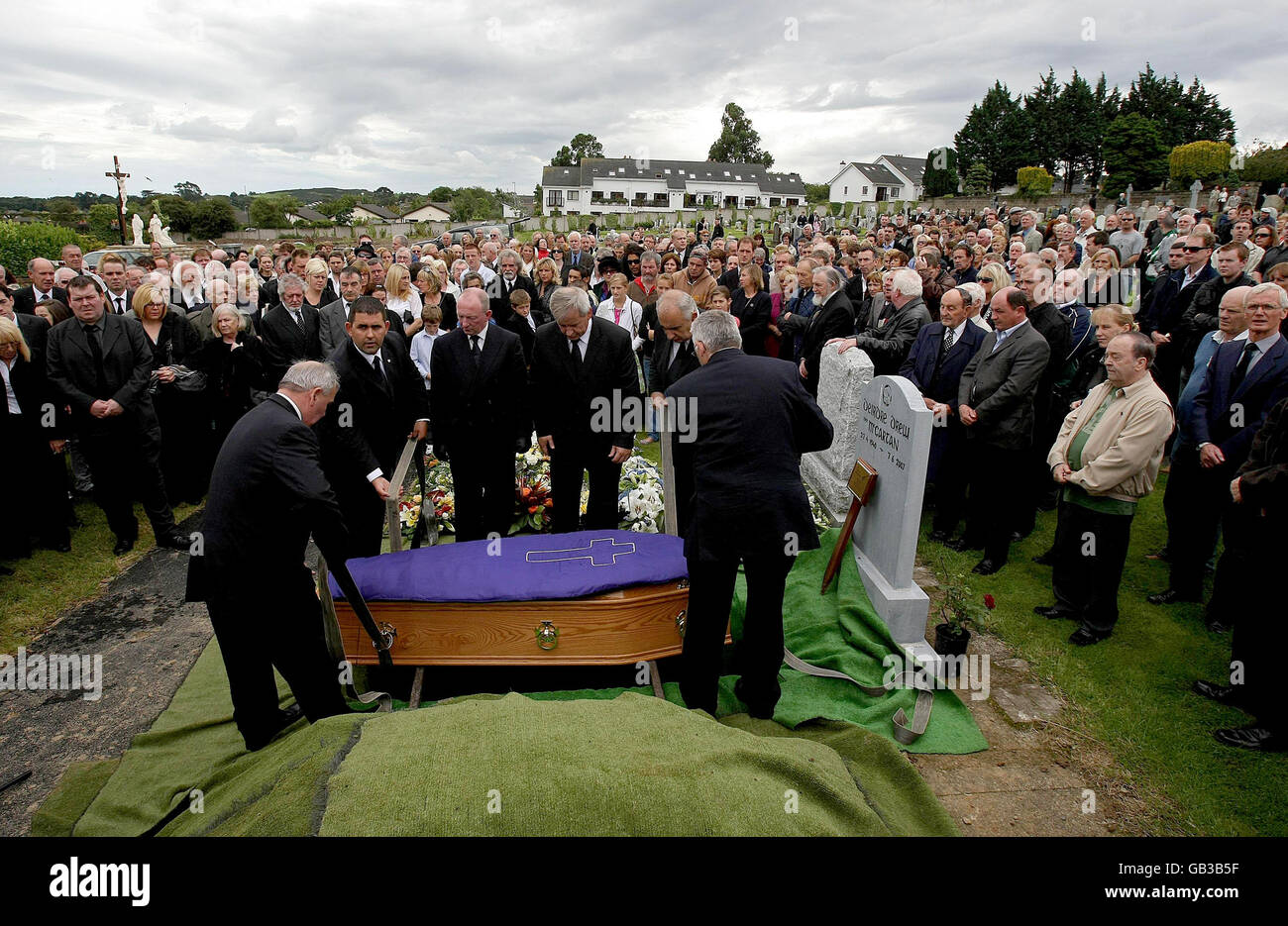 The funeral of Irish folk singer Ronnie Drew at Redford Cemetery Stock ...