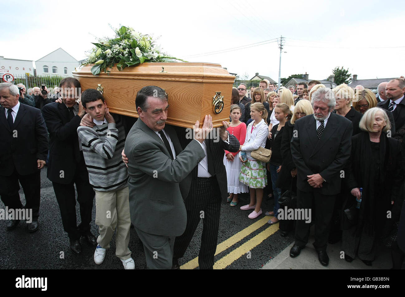 Ronnie Drew. The coffin of Irish folk singer Ronnie Drew is carried ...