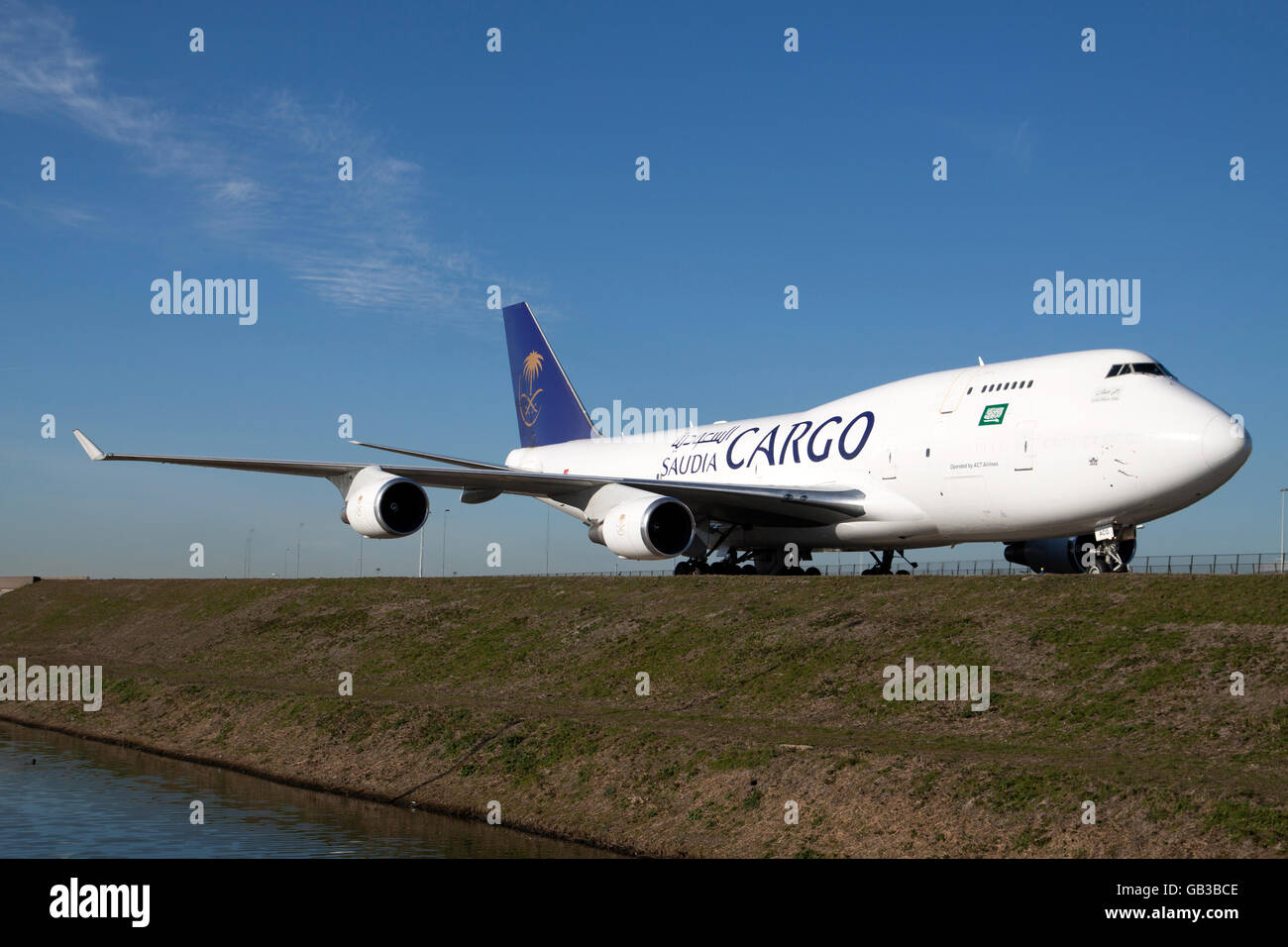 AMSTERDAM, THE NETHERLANDS - Maart 11, 2015 .Large white Boeing 747 ...