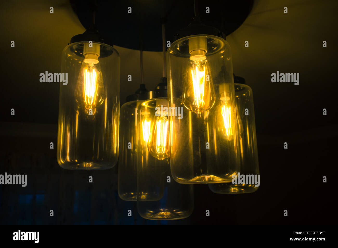 Decorative antique edison style light bulbs chandelier background Stock ...