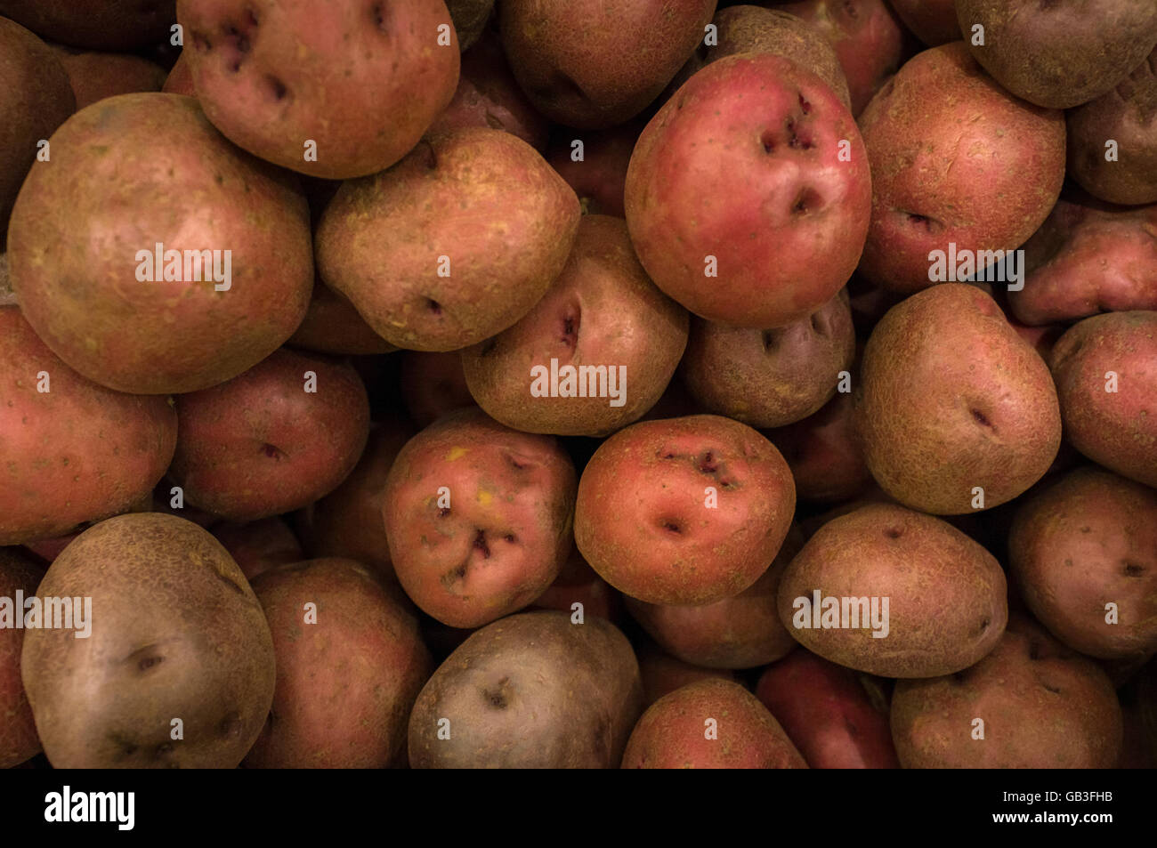 Organic red potatoes on display at local farmers market Stock Photo - Alamy