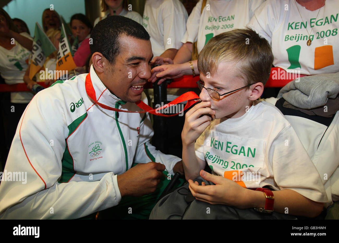 Irish boxer olympic medallist darren sutherland meets fan karl doyle hi ...