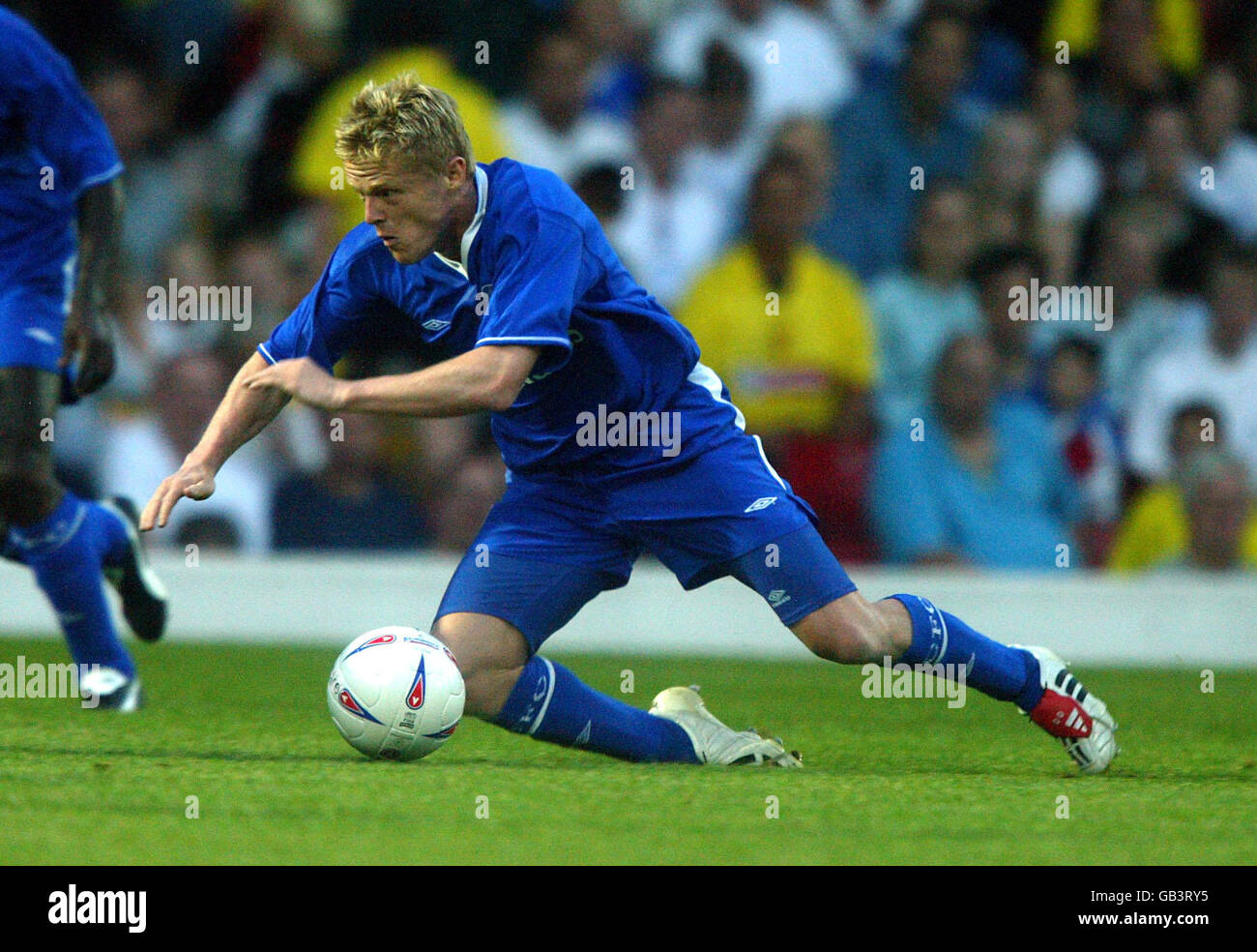 Chelseas damien duff takes a tumble hi-res stock photography and images ...