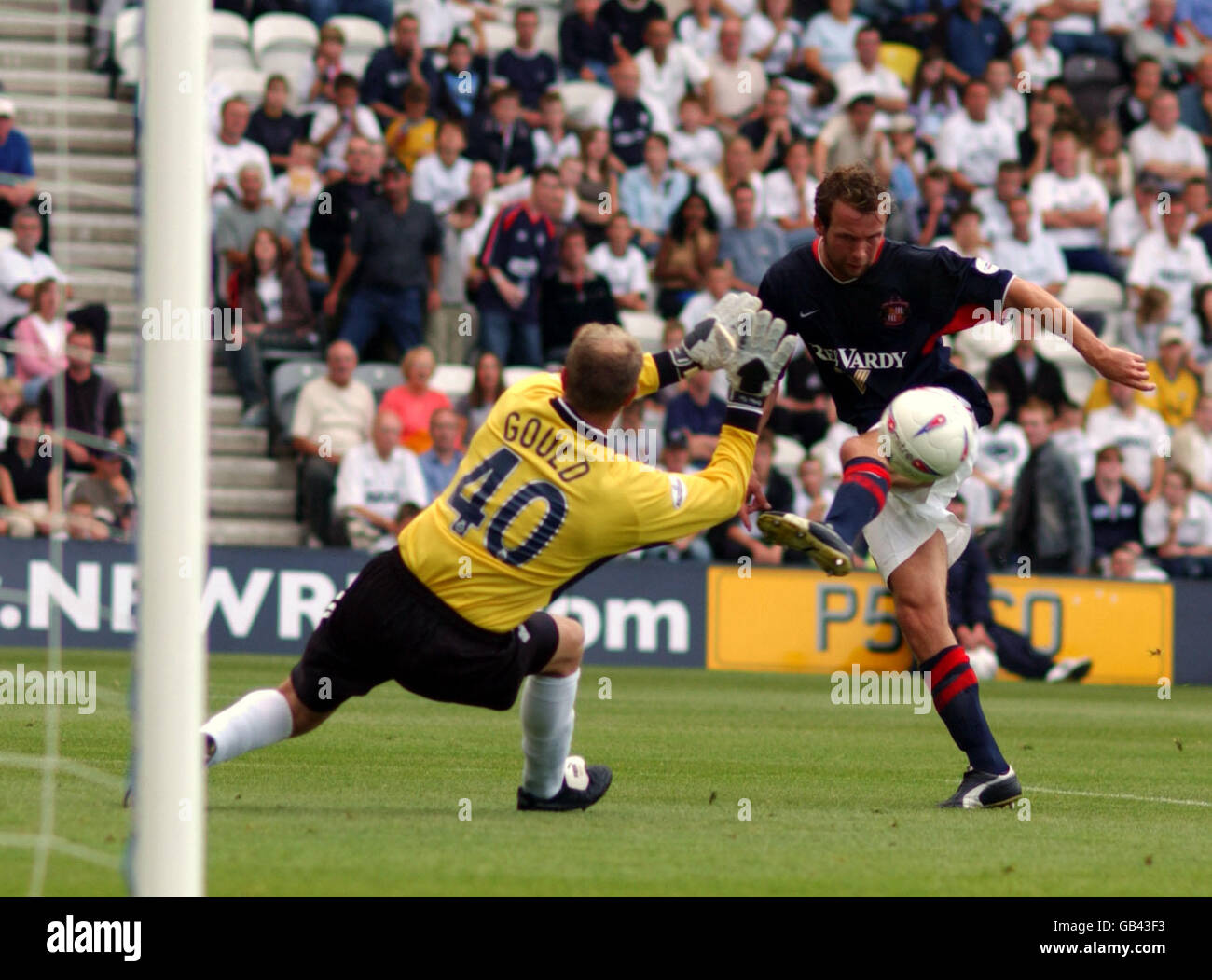 Sunderland's Marcus Stewart beats Preston North End's goalkeeper ...