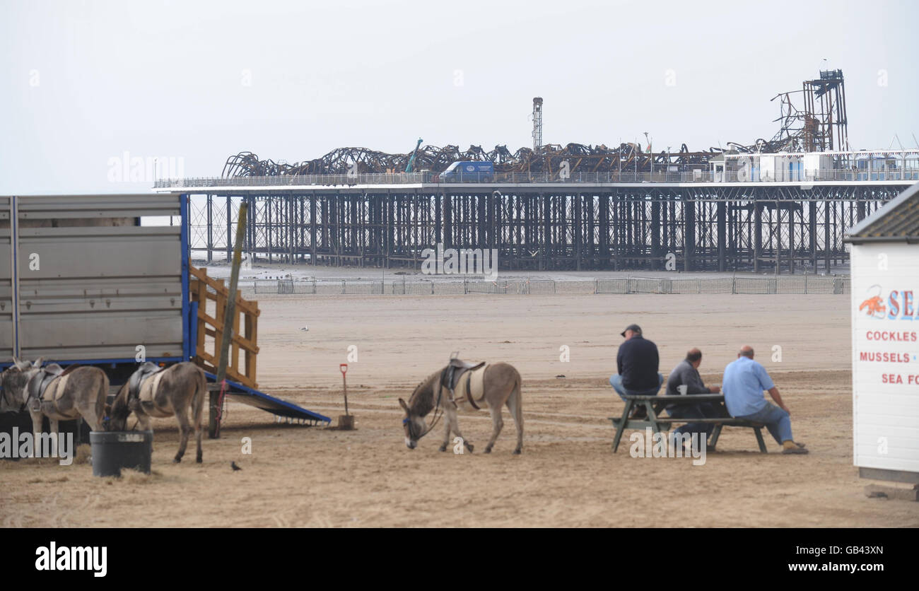 Pier demolition begins Stock Photo - Alamy