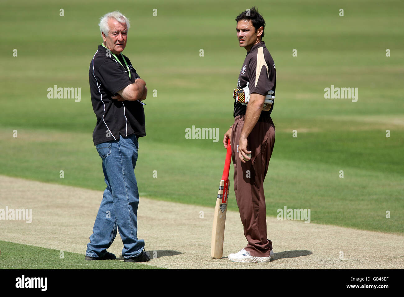 Surrey's Mark Ramprakash with head groundsman Bill Gordon (l Stock ...