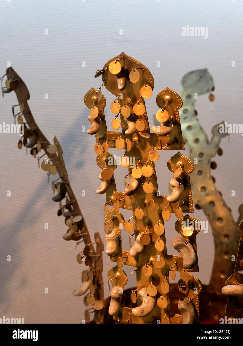 Golden crown in tomb of heavenly horse Cheonmachong in Daenungwon--Park ...