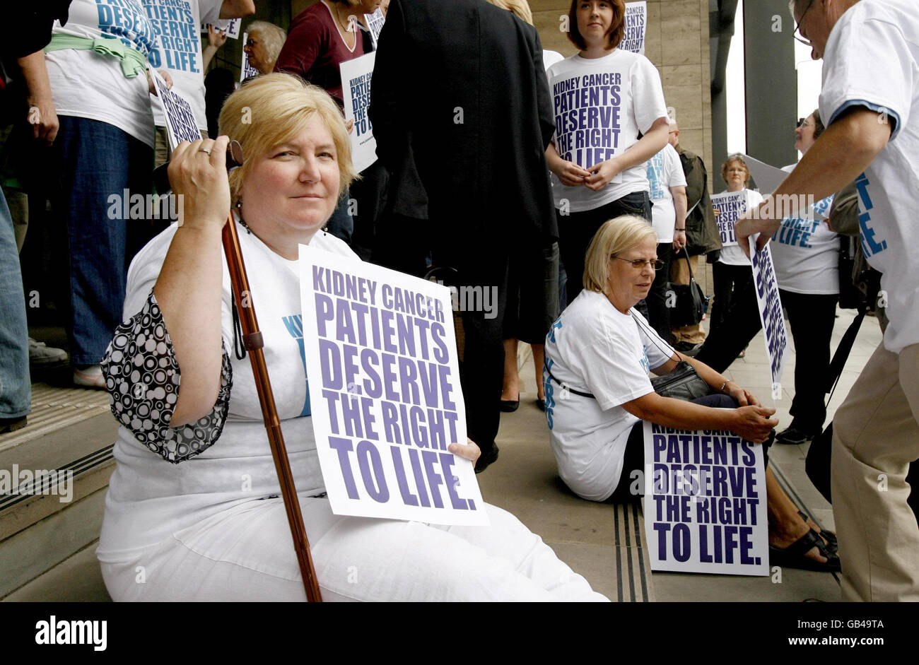 Patients sitting outside hi-res stock photography and images - Alamy
