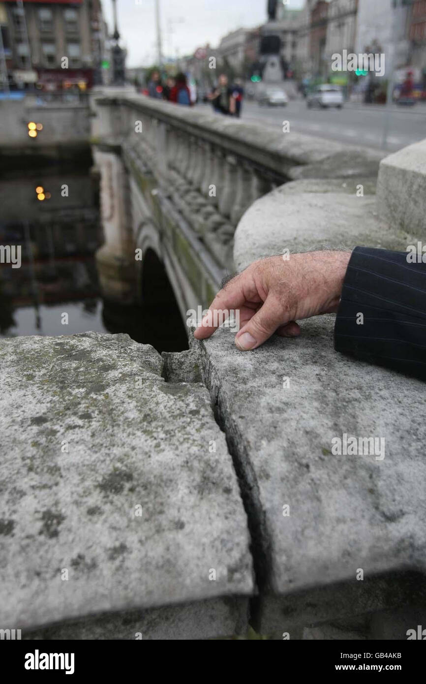Damage to landmark bridge examined Stock Photo - Alamy