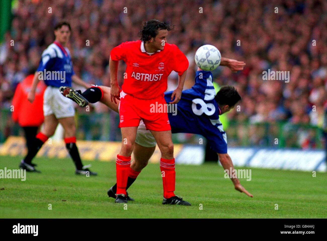 LEE RICHARDSON, ABERDEEN AND IAN DURRANT, GLASGOW RANGERS Stock Photo ...