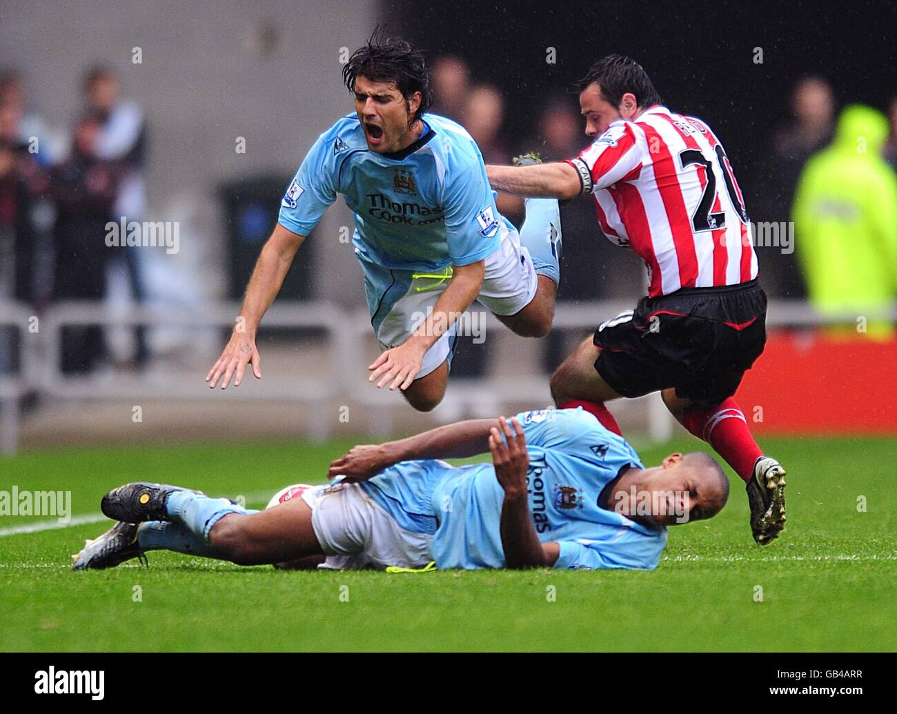 Sunderland's Andy Reid (right) and Manchester City's Vincent Kompany ...