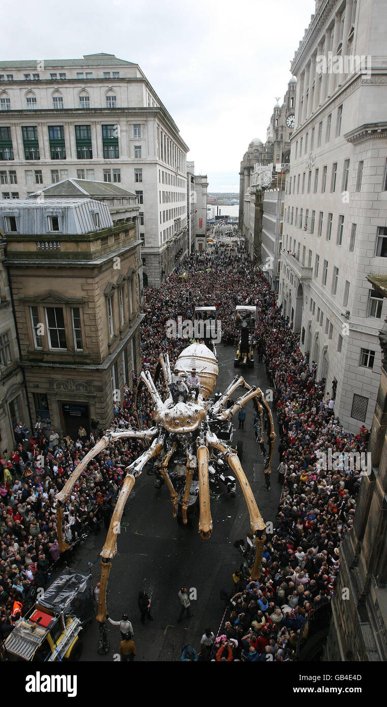 La Princesse, a giant metal spider makes its way through the streets of ...