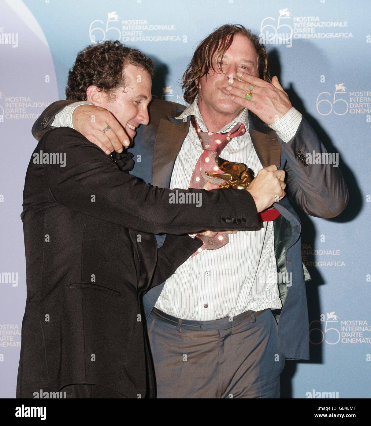 AP OUT: Mickey Rourke with director Darren Aronofsky, who won the ...