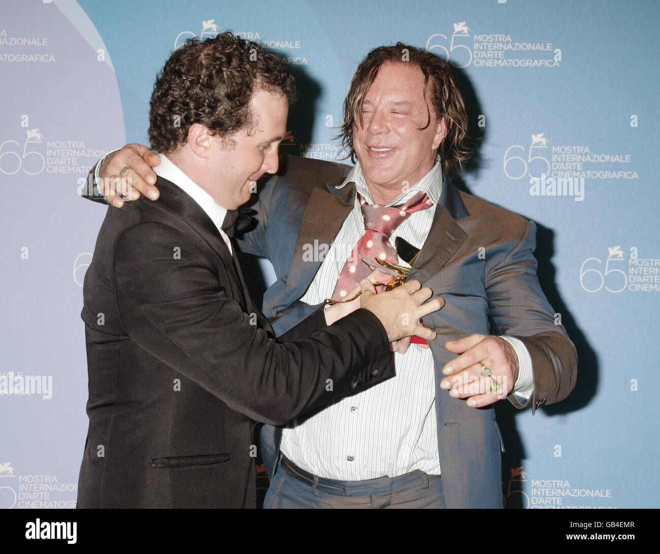 AP OUT: Mickey Rourke (right) with director Darren Aronofsky, who won ...
