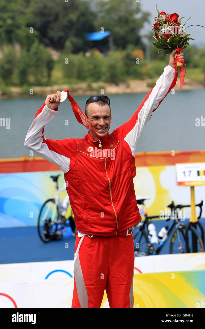 Canada's Simon Whitfield celebrates his silver medal in the Men's ...