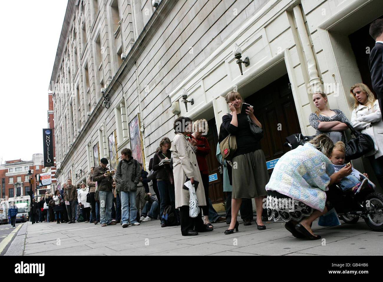 Fans queue to buy tickets for David Tennant's forthcoming Hamlet ...