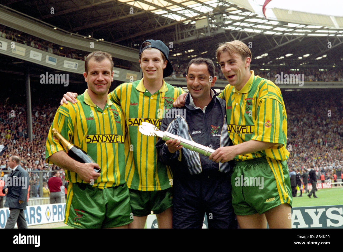 DIVISION 2 PLAY-OFF FINAL. NICKY REID, ANDY HUNT, MANAGER OSSIE ARDILES ...