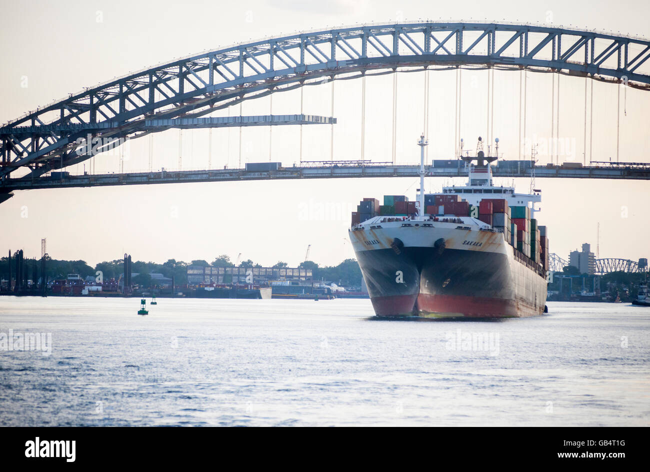 The Sakaka of the UASC line laden with containers passes under the ...