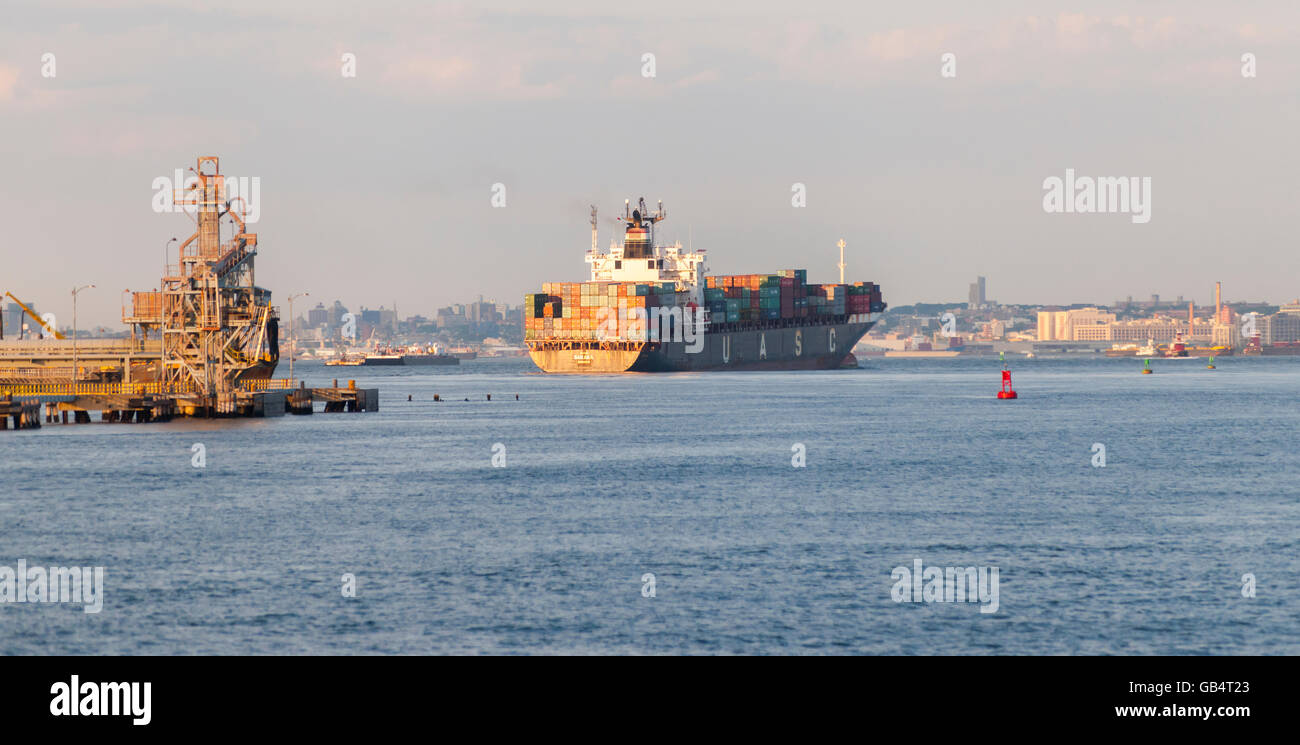 The Sakaka of the UASC line laden with containers leaves the Kill van ...