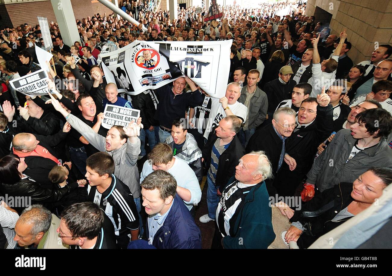 Newcastle United supporters protest against club owner Mike Ashley and ...