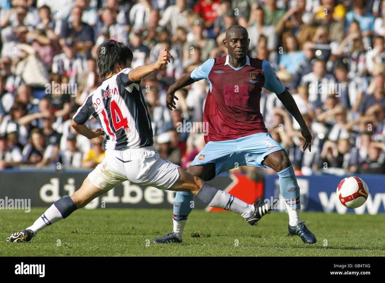 West Bromwich Albion's Do-heon Kim (Left) stretches to challenge West ...