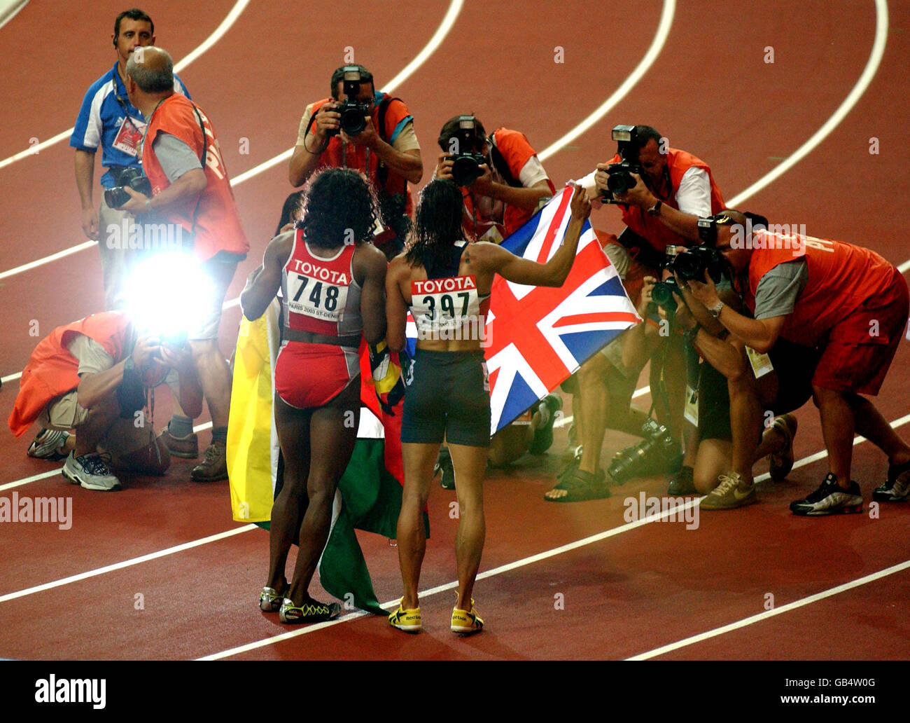 Kelly holmes celebrates winning the womens 800m final hi-res stock ...