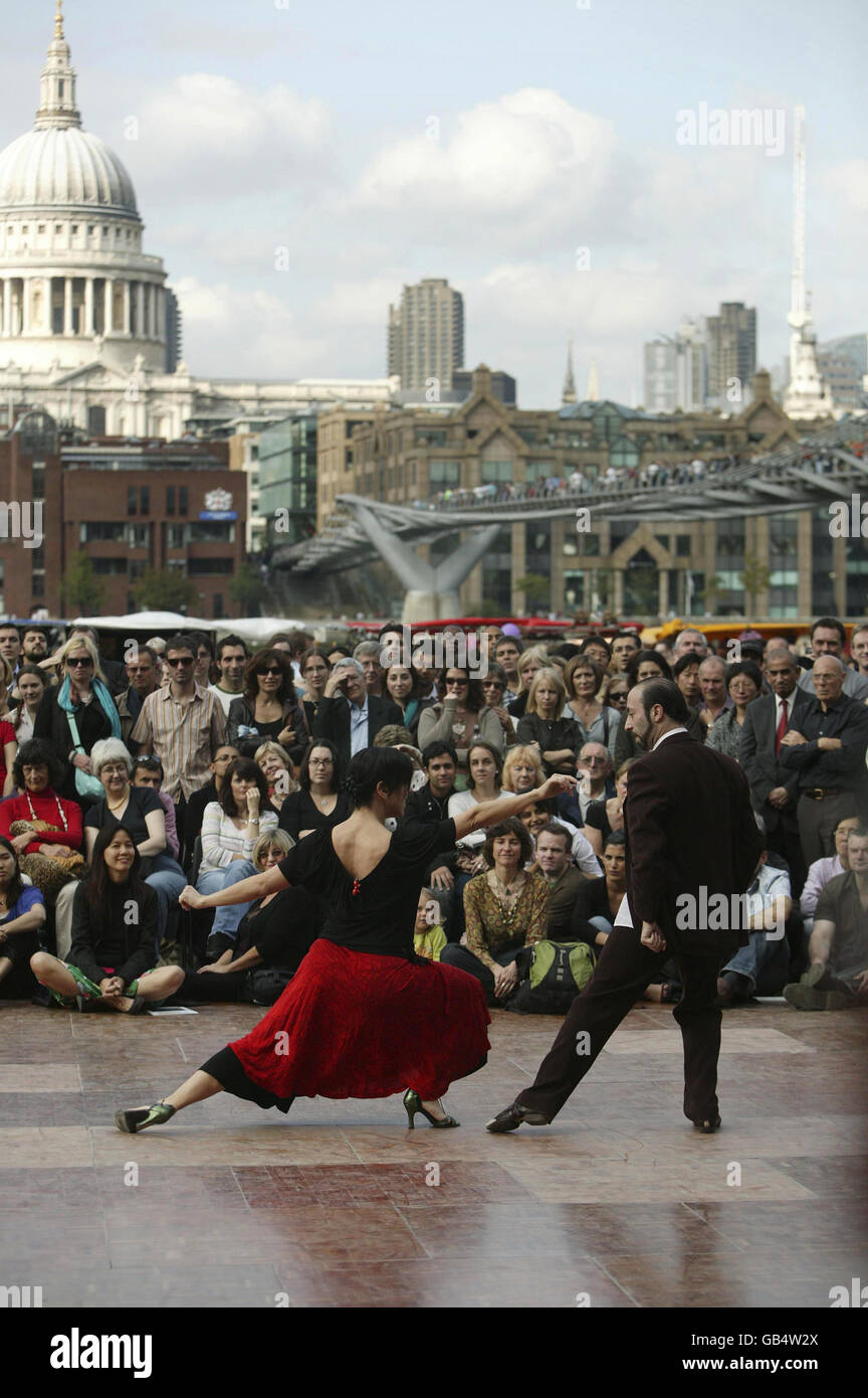 Crowds enjoy a tango performance in front of Tate Modern on the South ...