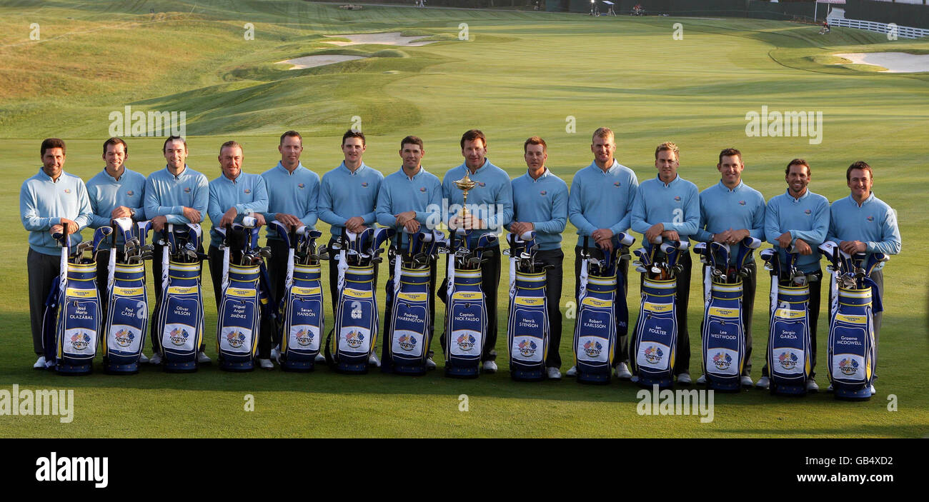 The europe ryder cup team pose with the trophy hi-res stock photography ...