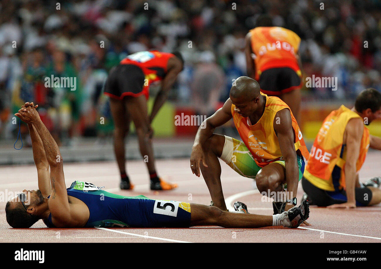 General view of guides and runners at the finish line of the men's 400M ...