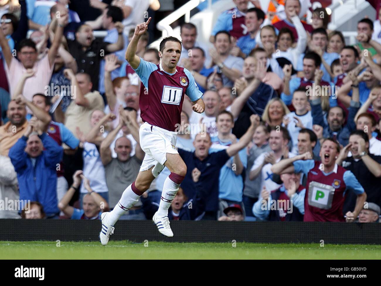 West ham uniteds matthew etherington celebrates scoring hi-res stock ...