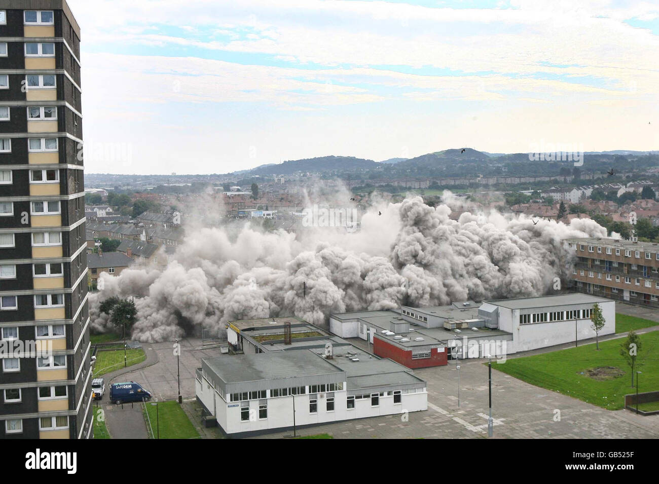 Tearing down buildings hi-res stock photography and images - Alamy