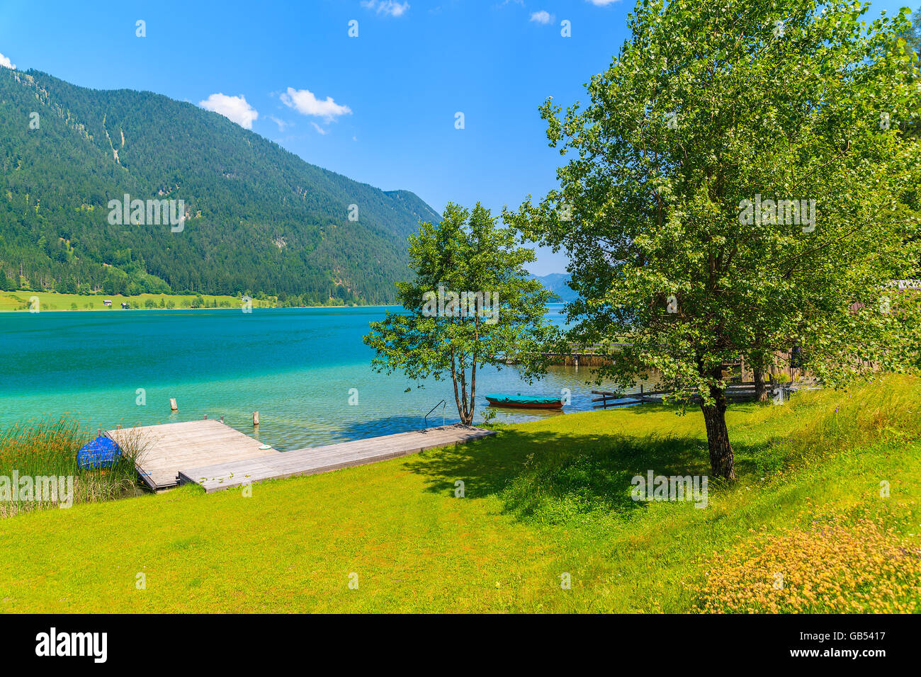 Picturesque beach with small pier of Weissensee alpine lake in summer ...