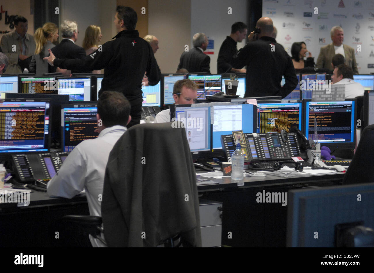 London traders screen hi-res stock photography and images - Alamy