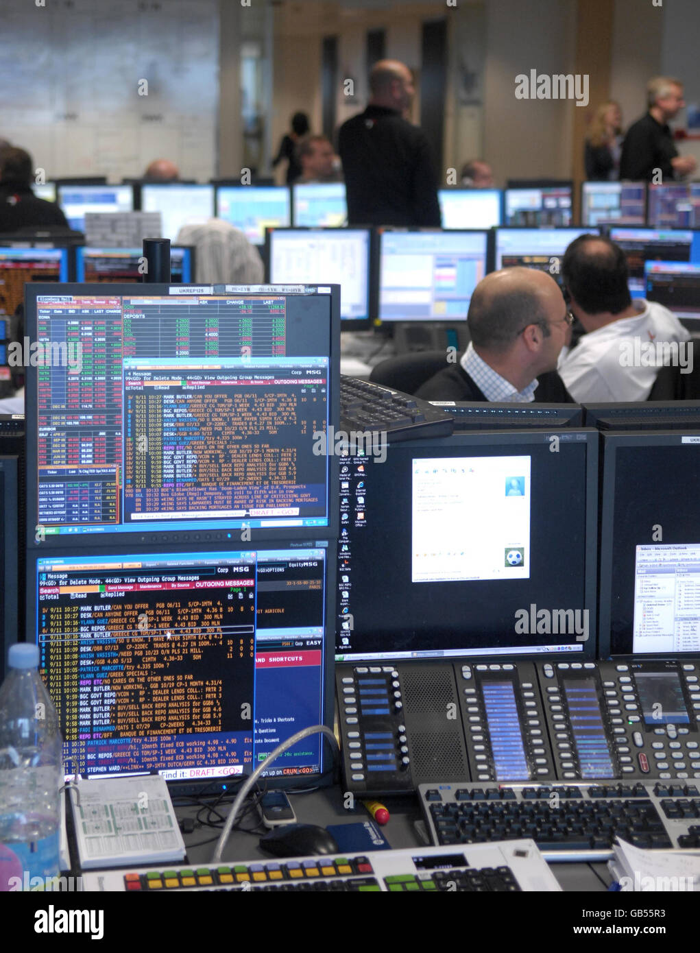 London traders screen hi-res stock photography and images - Alamy