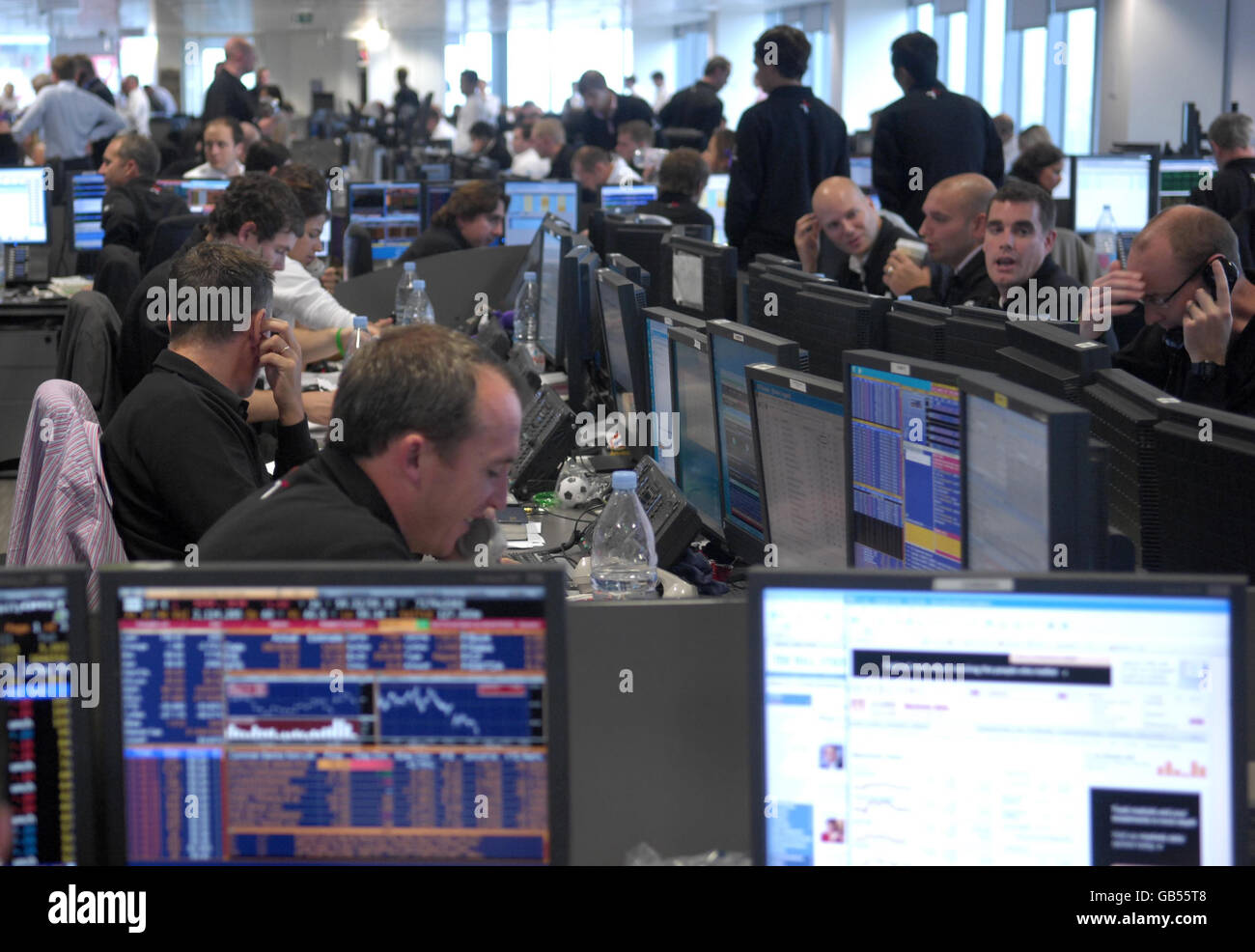 London traders screen hi-res stock photography and images - Alamy