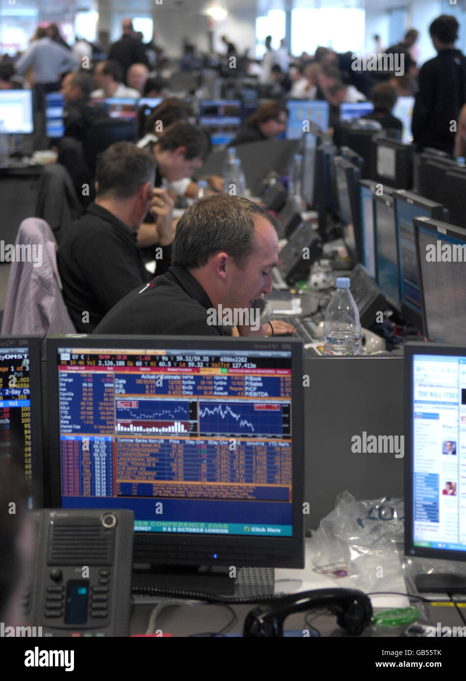 London traders screen hi-res stock photography and images - Alamy
