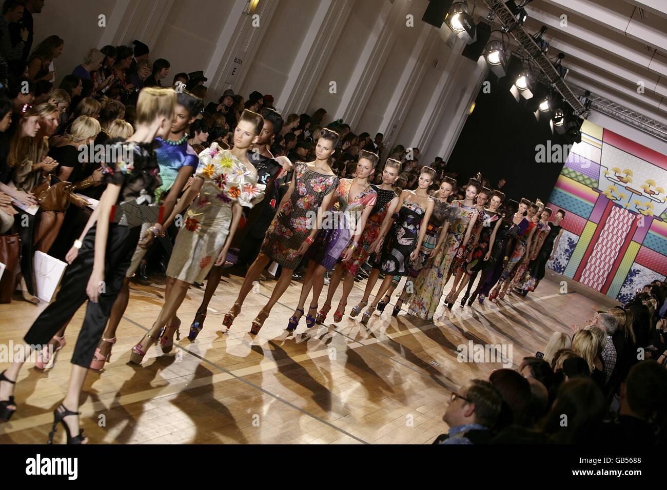 Fashion show at science museum hi-res stock photography and images - Alamy
