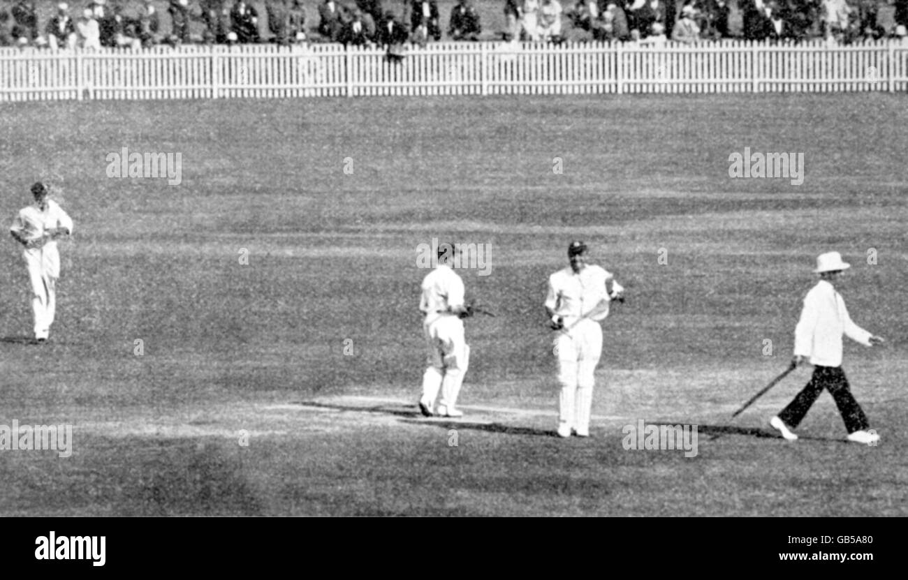 Wally hammond cricket hi-res stock photography and images - Alamy