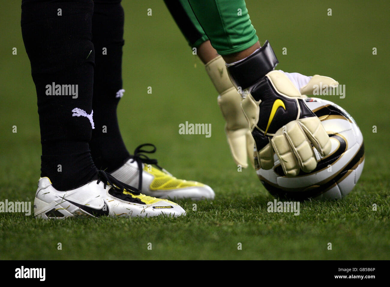Reading goalkeeper Adam Federici places the ball down for a goal kick ...
