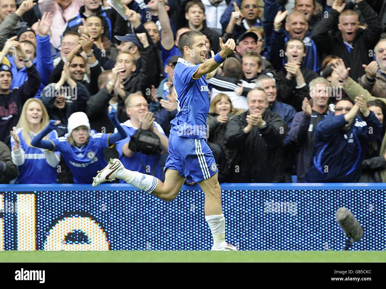 Chelsea's Joe Cole celebrates after scoring the first goal Stock Photo ...
