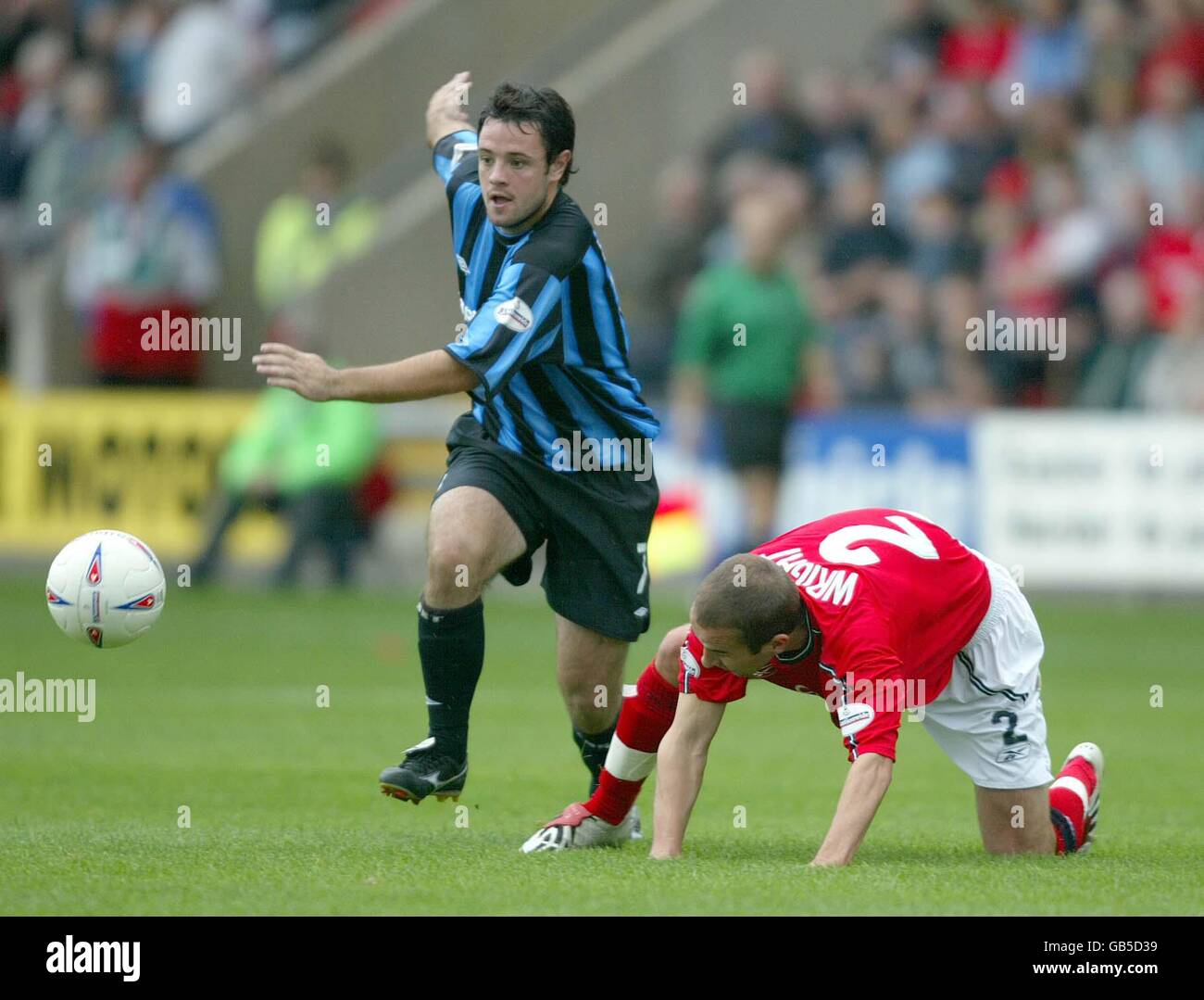 Crewe's David Wright and Nottingham Forest's Andy Reid both battle for ...