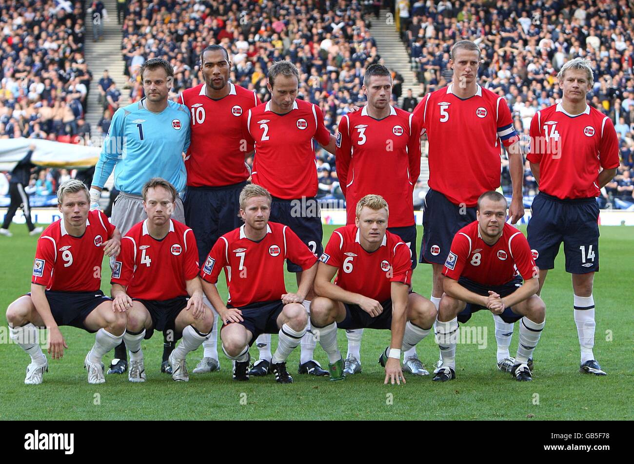 The norway team pose for group photo prior to kick off hi-res stock ...