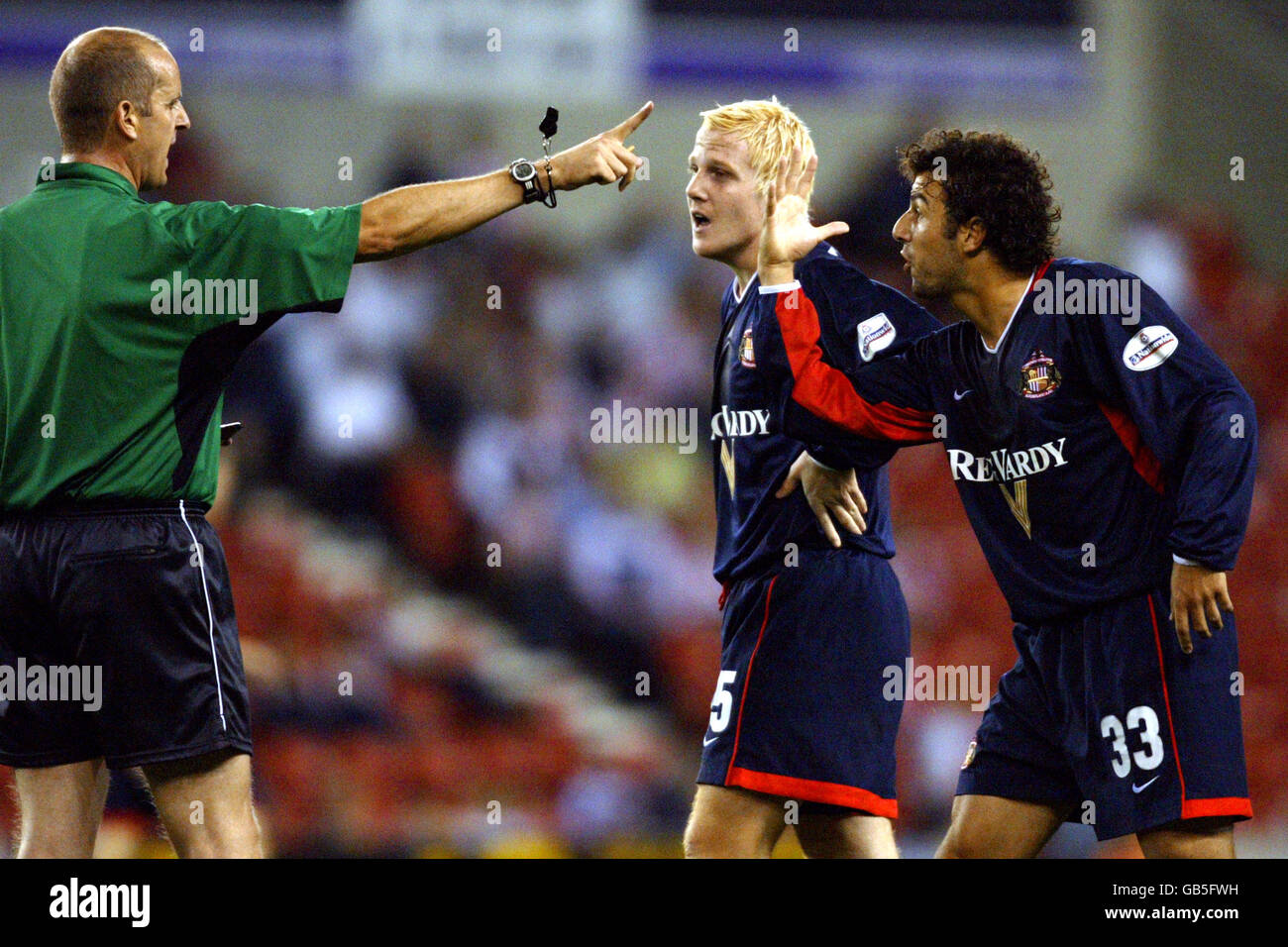 Sunderland's Julio Arca (r) argues with referee MIke Pike (l) about the ...