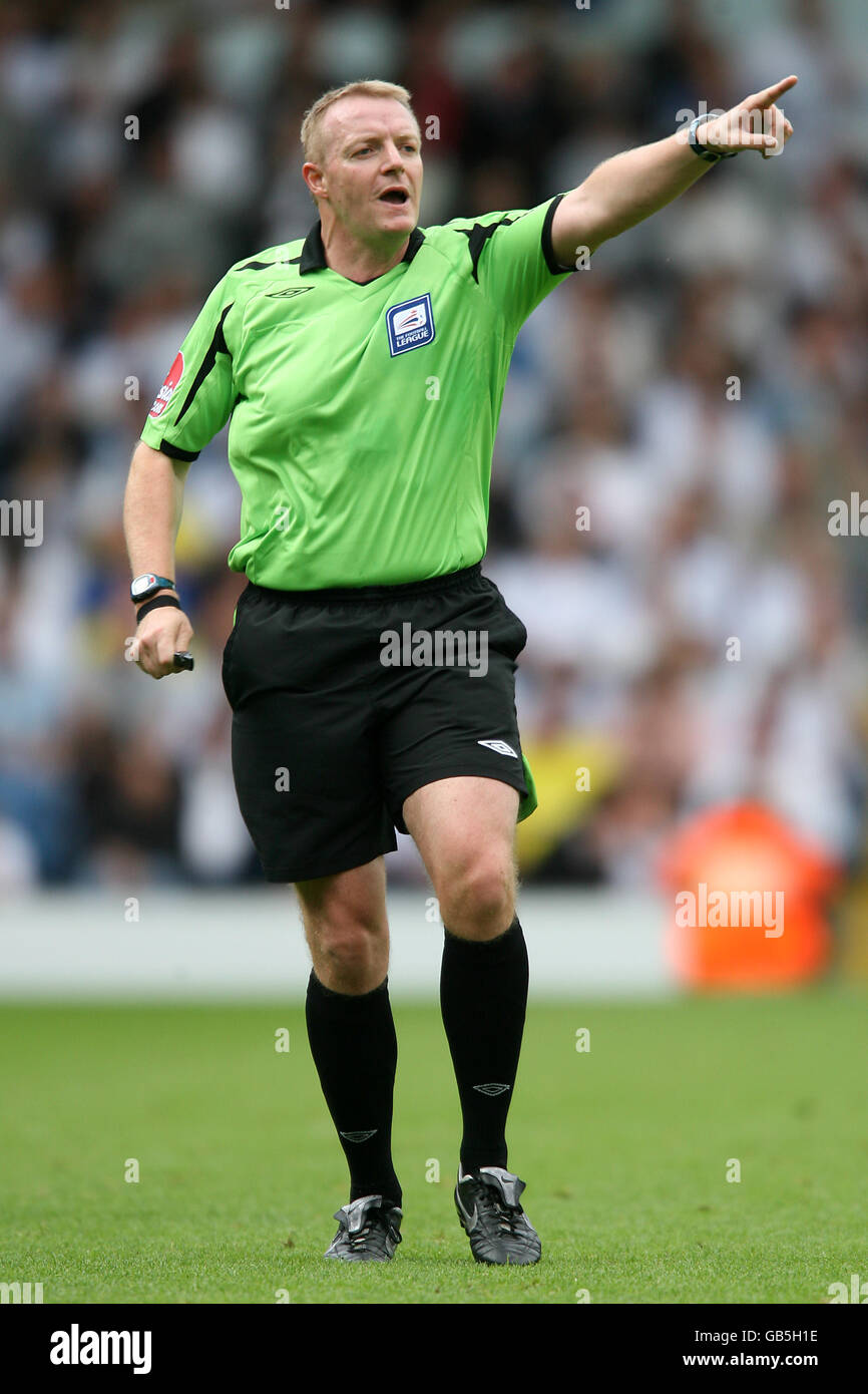 Match referee trevor kettle hi-res stock photography and images - Alamy